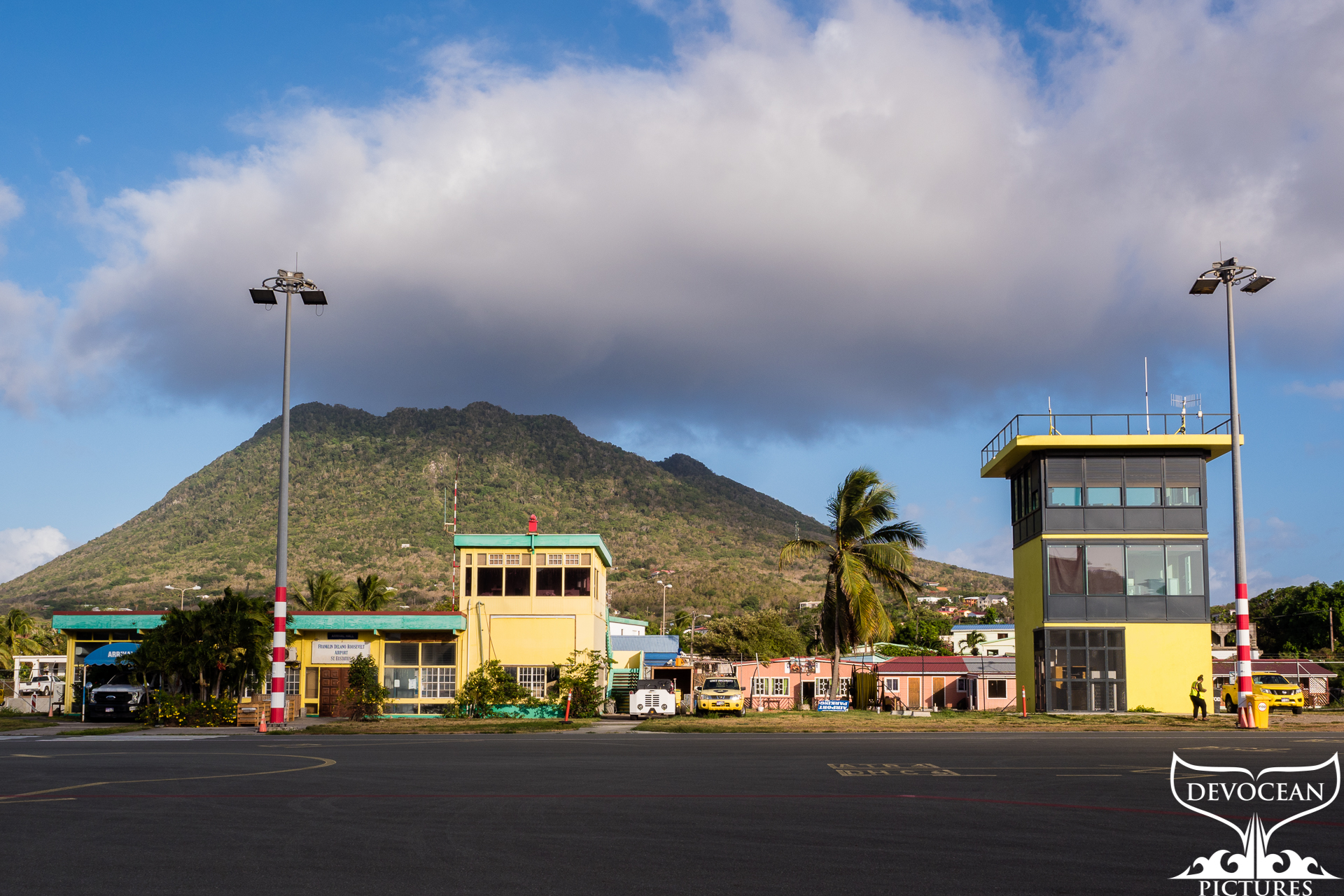 Port and airport: Statia’s gateways to the world - Devocean Pictures